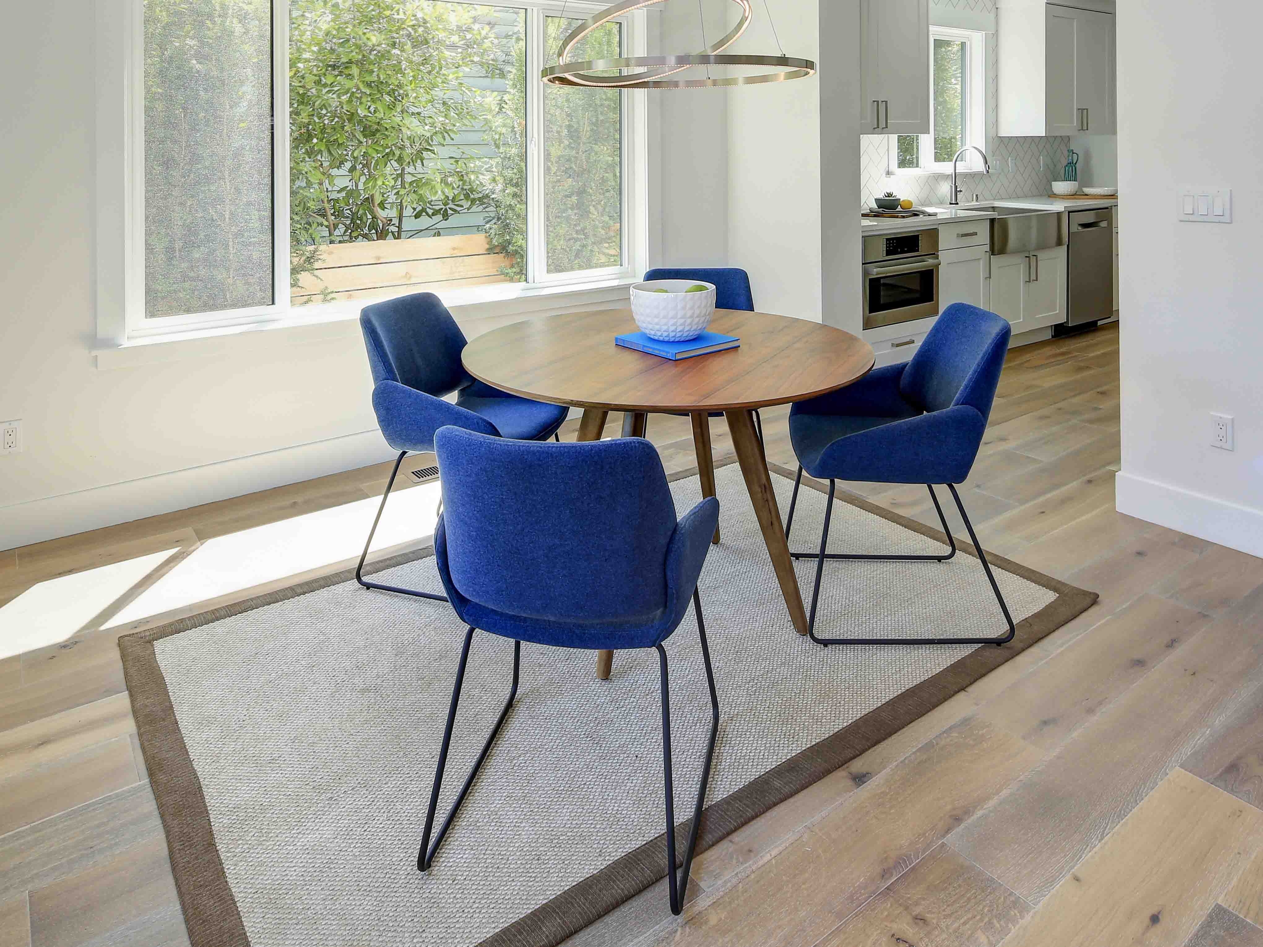 How to Choose the Best Area Rug for Your Dining Room | Luxe Weavers